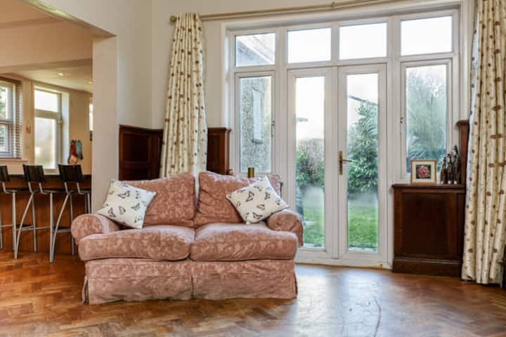 Late Check Out, Includes Breakfast & Free Parking - Portsmouth