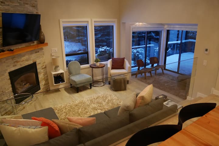 Modern Serene Ski In/out Under Gondola - Whistler