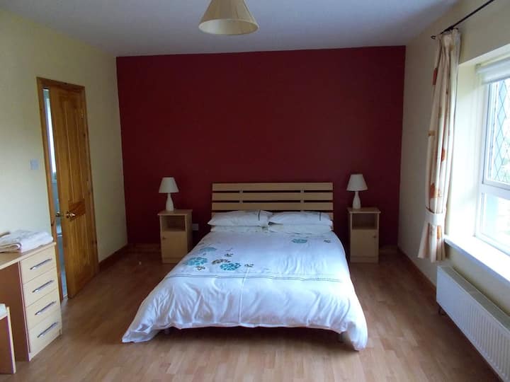 The White House: 4-bedroom Self-catering Upstairs. - Portnoo