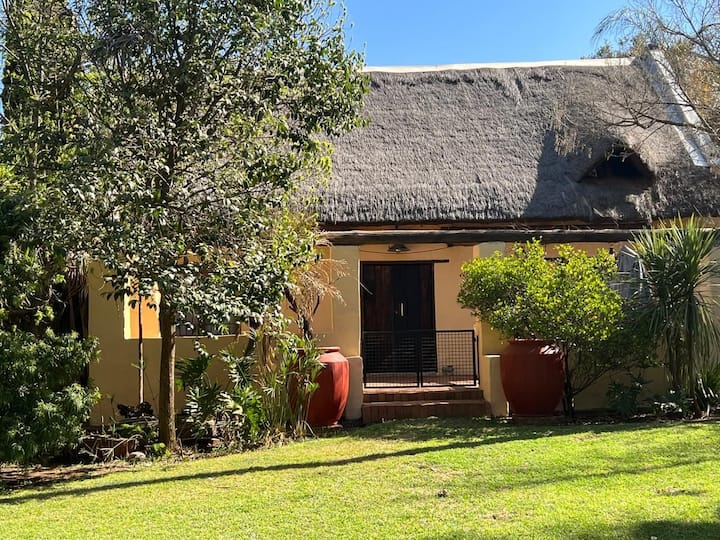 Artistic Cozy Cottage Mcdonald - Tierpoort