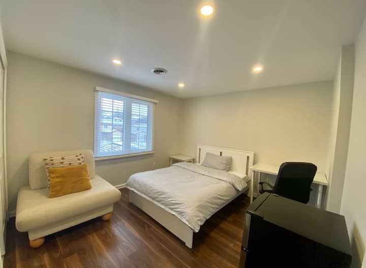 Cozy And Quiet  Room - Aurora