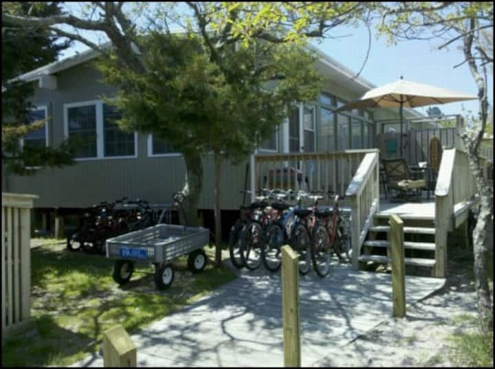 Fire Island Beach House Sleeps 10. Newly Renovated - Fire Island, NY