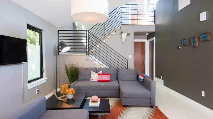 Recharge Large Home 7 Beds Downtown Natural Light - Austin, TX