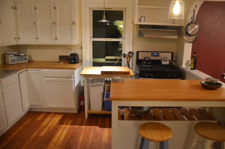 Spacious 2 Bedroom Near Downtown. Big Backyard. - Vermont