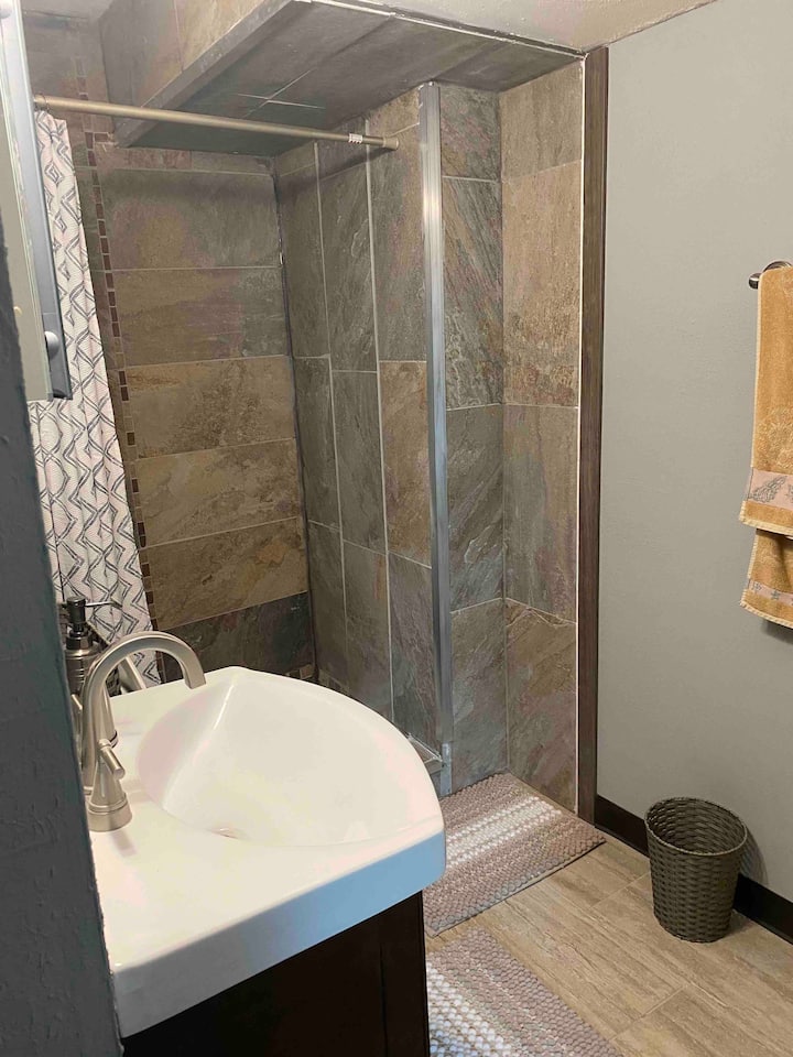 One Bedroom With A Lounge Area. - Elizabethtown, KY