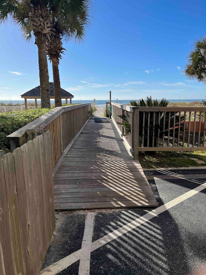 Beach Days! Walk To The Beach, Sleep In A King - Gulf Shores, AL