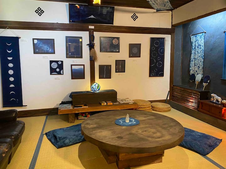 ①「旅籠屋Tonbiii」
丸亀駅徒歩4分。藍と風、手仕事の温もりにふれる、小さな日本の宿。駐車場有 - 마루가메시