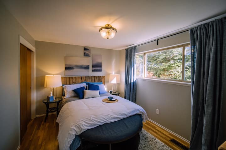 Ferry Ride Room: Private Room & Bath Near Seattle - Edmonds, WA