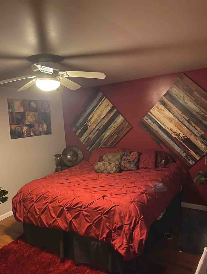 Beautiful 1king, Private Bath, Cwe, Free Parking - University City, MO