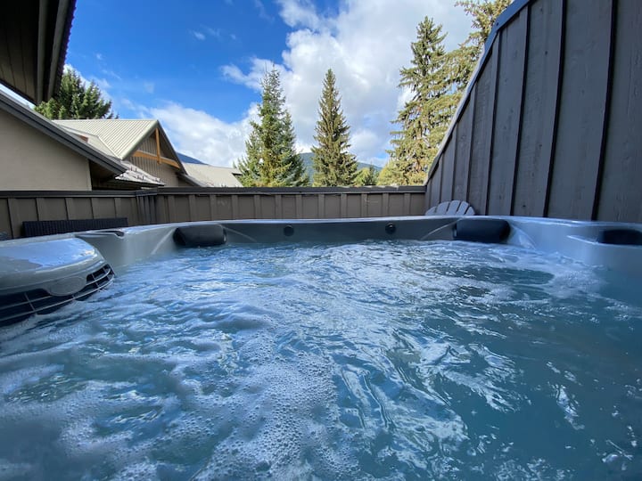 Cozy Townhouse With Private Hot Tub & Free Parking - Whistler