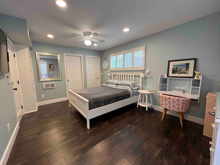 The Hollister - A Private Master Guest Suite - San Diego, CA