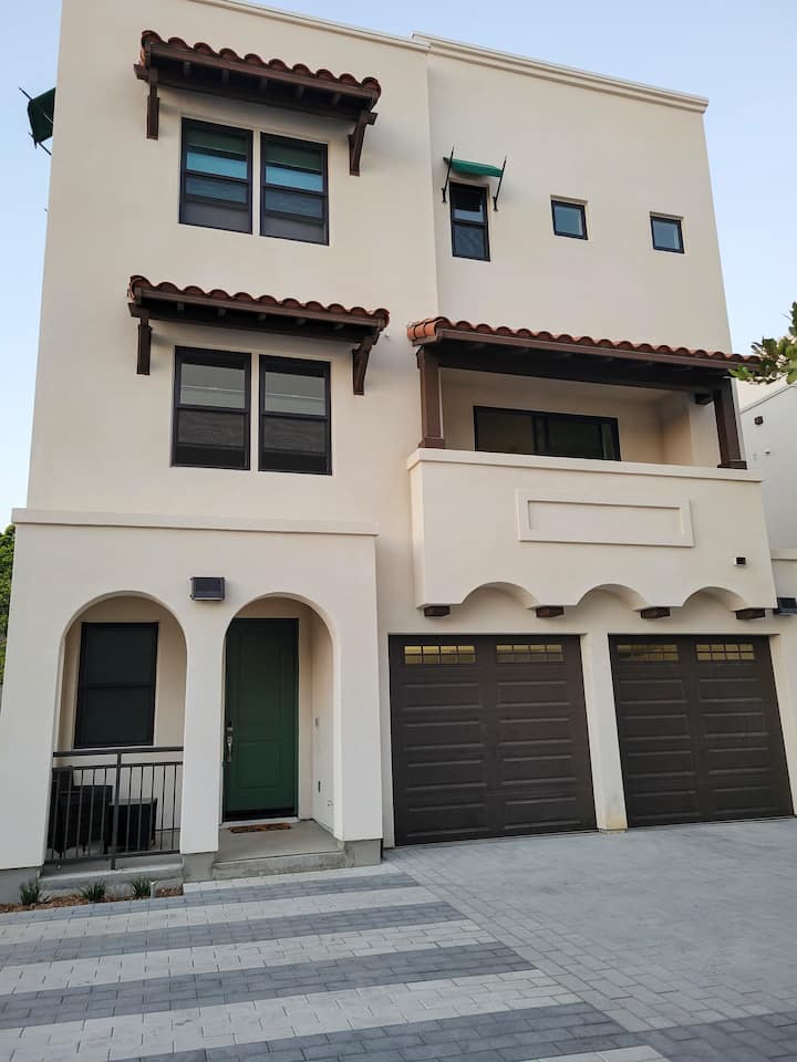 Luxury Townhouse Near The Beach And Downtown - Ventura, CA