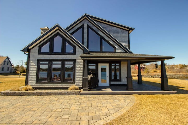 Luxury Oceanfront Home In Lunenburg - Lunenburg