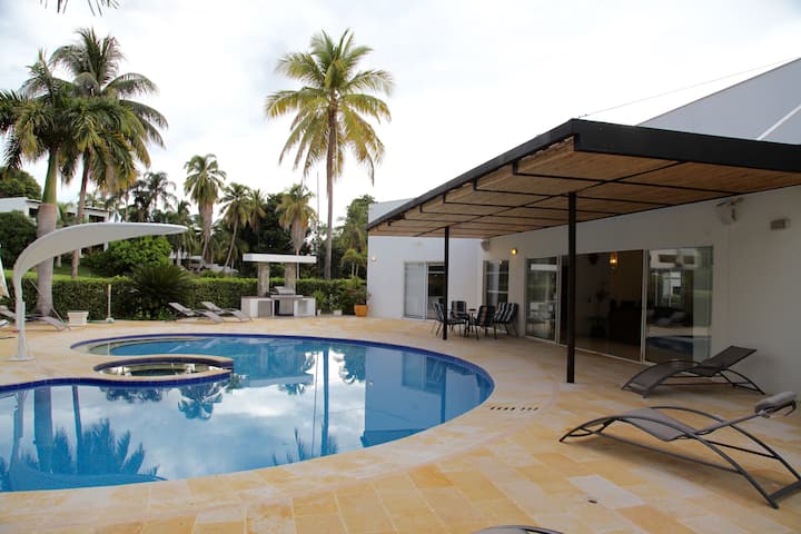 Villa De Lujo En El Condominio Campestre El Peñon - Girardot