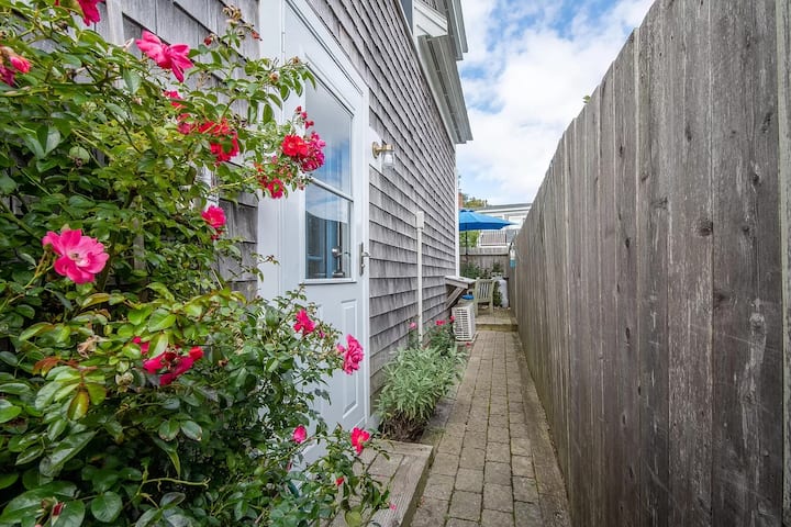 West End Standalone 1br 1.5ba Ptown Cottage - Provincetown, MA