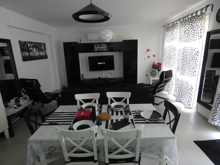 Luxury Black & White Appartment - Larnaka