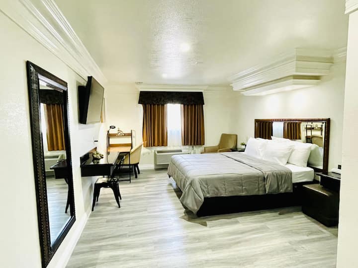 Charming 1 King Bedroom/ Outdoor Pool / Motel - Santa Ana, CA