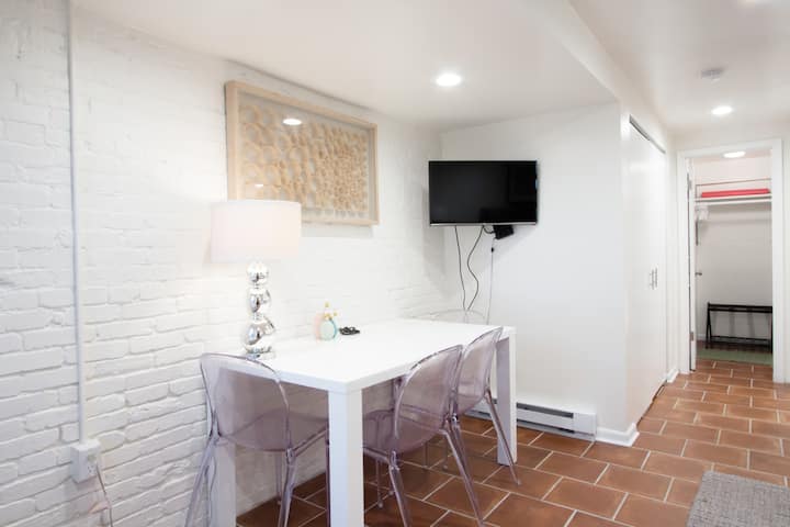 Well-equipped Studio Apt ** Walk To Metro Subway! - Bloomingdale, DC