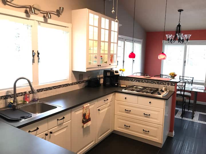 Donna’s Bed & Poptarts - Duluth, MN