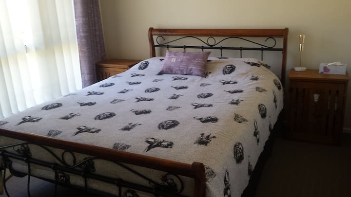 Pet Friendly Accommodation, Close To Beach & Lake - Central Coast