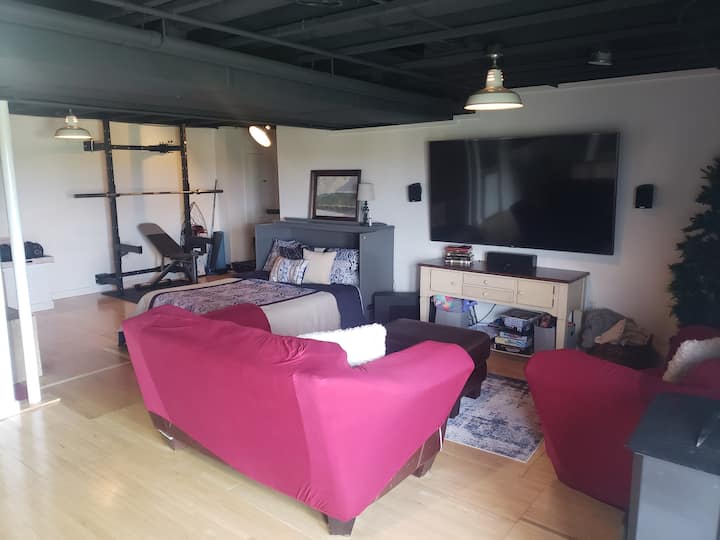 Spacious Guest Suite W/ View Of Canandaigua - Canandaigua, NY