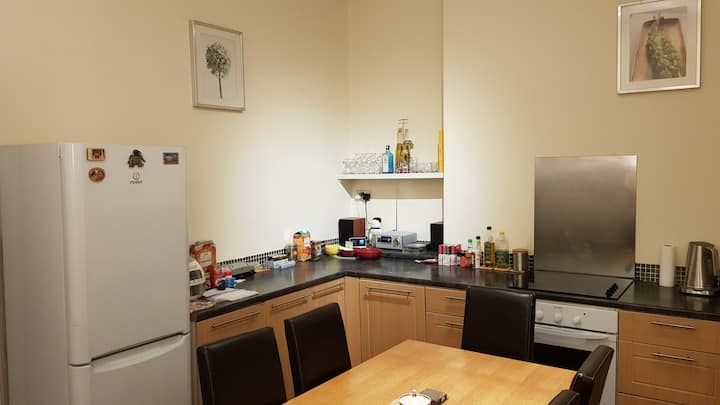 Big & Cozy Double Room, Close To City Centre - Glasgow
