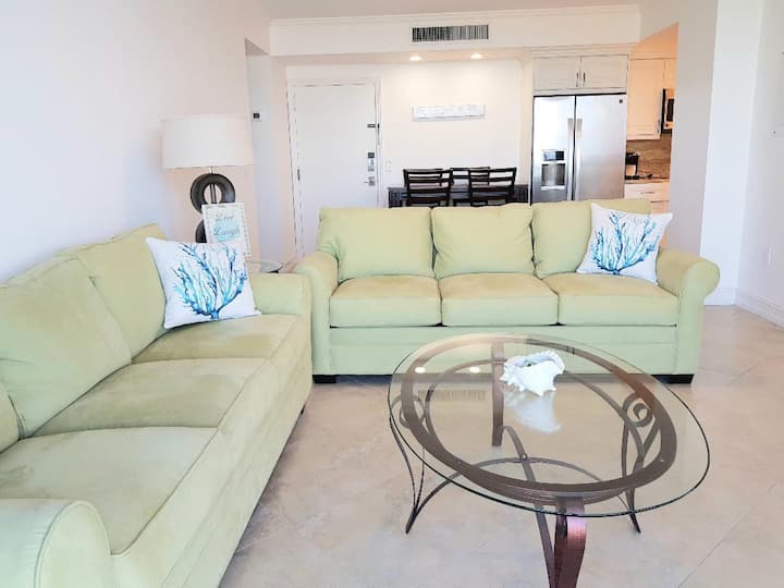 Beachfront Bargain: Modern Convenient Beach Tennis - Marco Island, FL