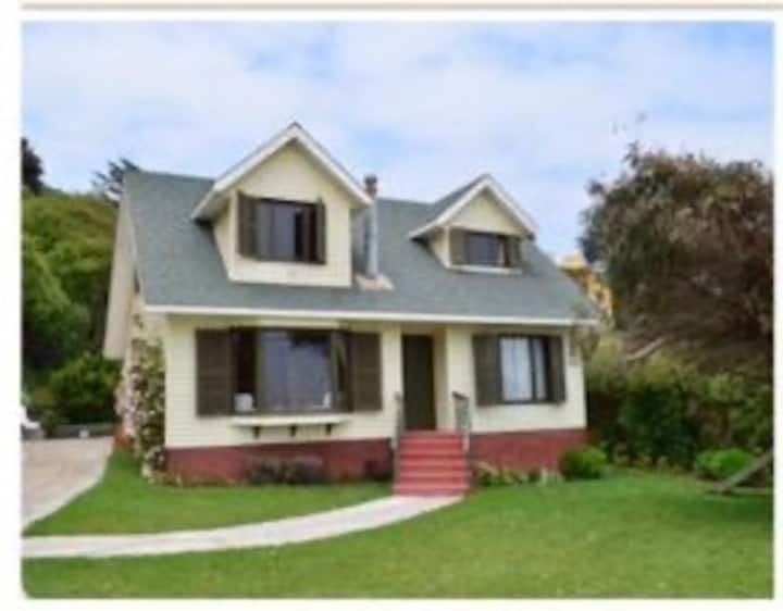 Casa Con Vista Al Mar En Rocas De Santo Domingo - Santo Domingo, Chile