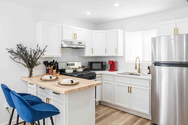 New! All In One Modern 1br Home - セアリトス, CA