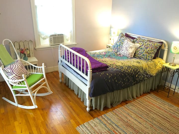 Sunlit Mini-suite  Near Willamette University - Salem, OR