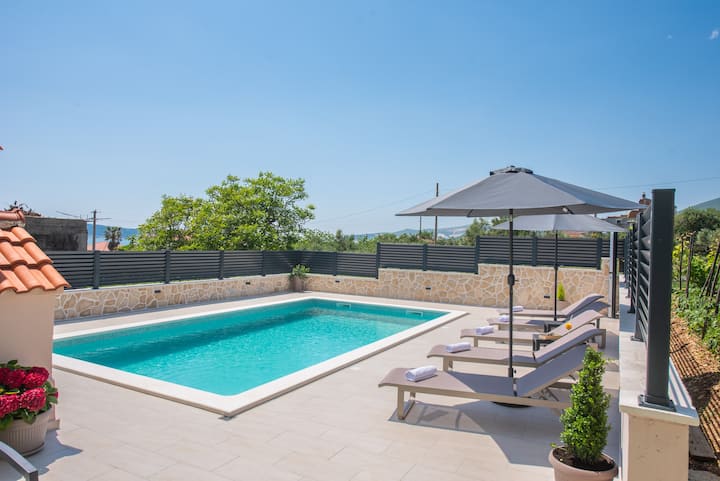 Villa Sorelle With A Heated Pool - Split