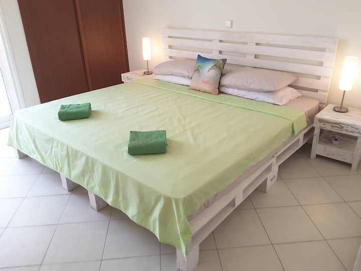 'Pallet Palace' Large Luxury Beachfront Apt Wifi - Cap-Vert