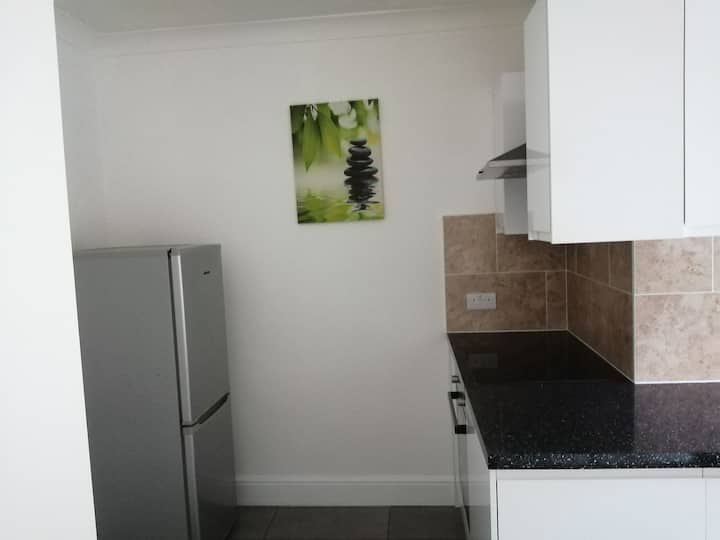 3 Bedrooms Flat Near Romford Station With Parking - Romford