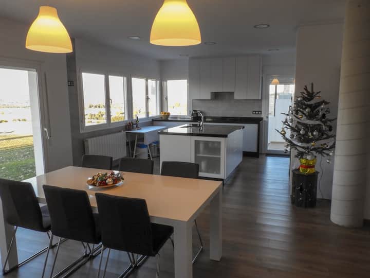 Chalet Moderno Independiente En Entorno Rural - Hinojares