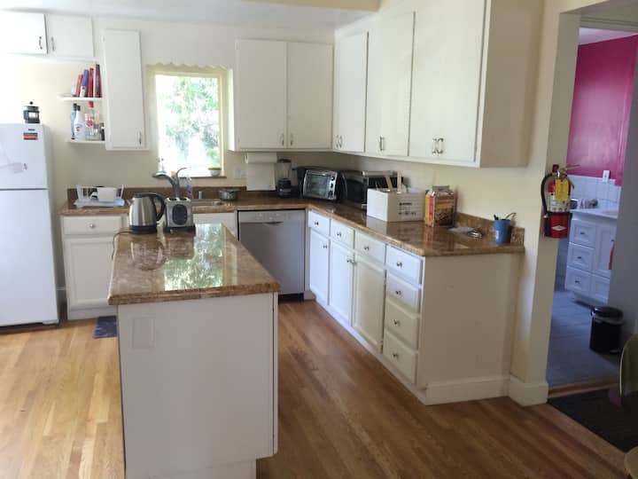 Private Br In Friendly 10br Grad / Post Doc House! - El Cerrito, CA
