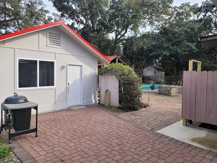 Gulf Breeze Proper Guesthouse - Pensacola Beach, FL