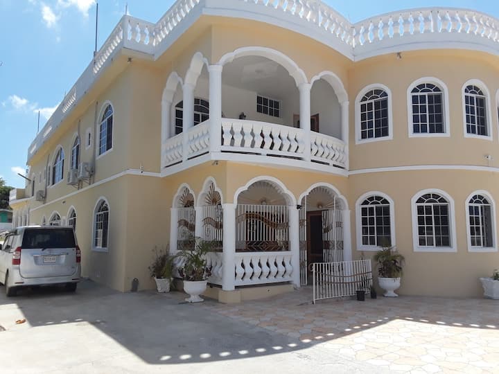 Dr05- 6-person Room | Pool, Rooftop & Bar Access - Negril