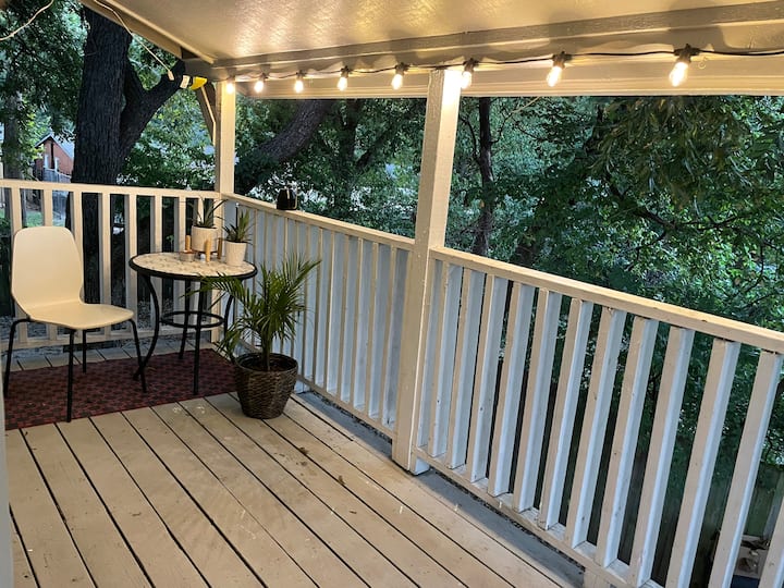 Treetop Retreat, King Bed, Blazing Fast Wifi - Govalle - Austin