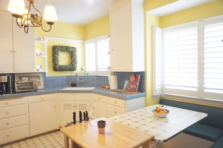 Dreamy Downtown Cottage - San Mateo, CA