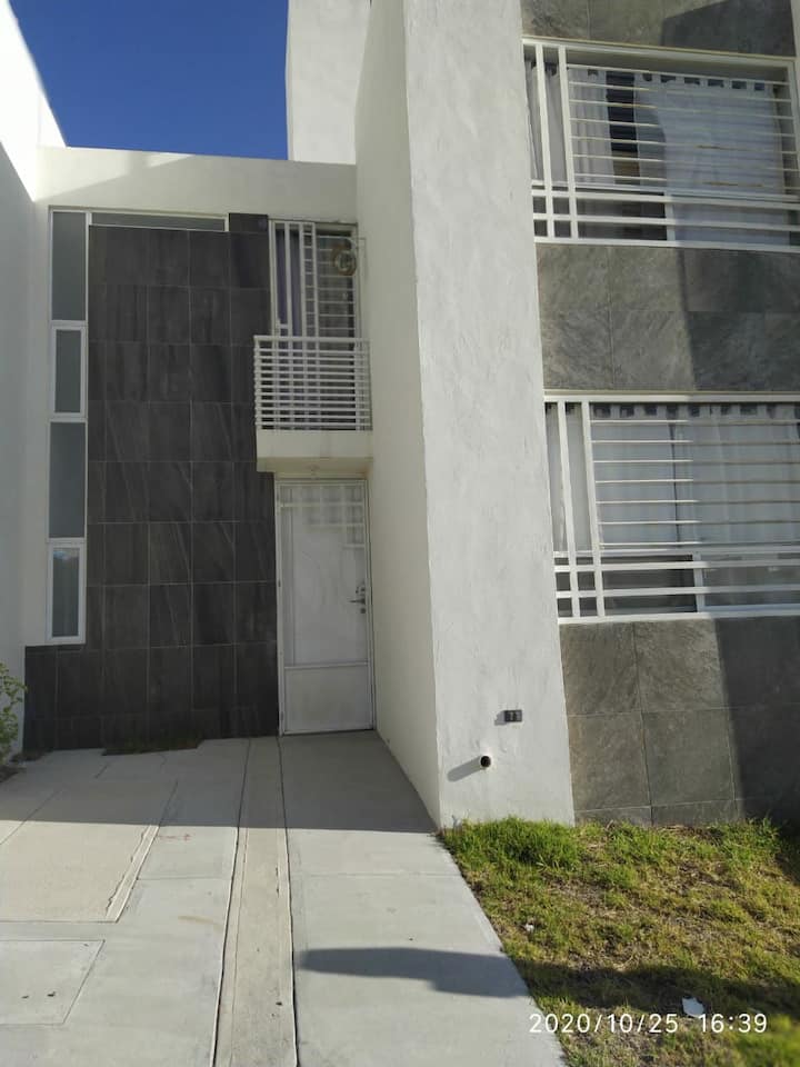 Bonita Casa En Fraccionamiento Cerrado - Aguascalientes