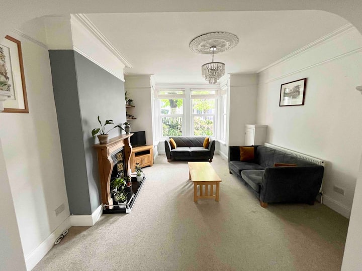 Entire Victorian House 3 Bed
Free Parking Sleeps 5 - Plymouth