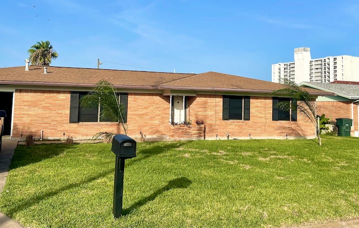3 Bedroom Walk To The Beach! - Tiki Island, TX