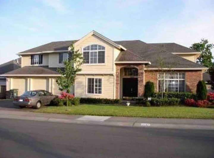 Graceful Stays Airbnb, Room 2b - Kirkland, WA