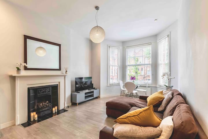 *Hampstead Lodge: In Central London* - London