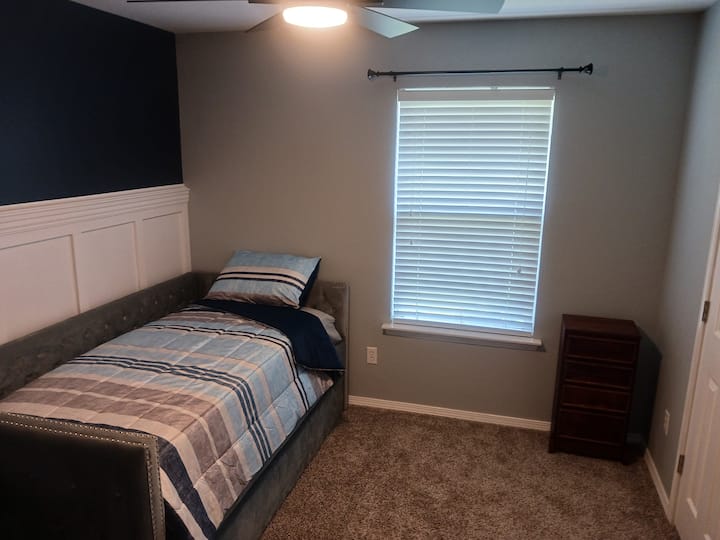 Private Guest Bedroom
(Discounts For Longer Stays) - Yukon, OK