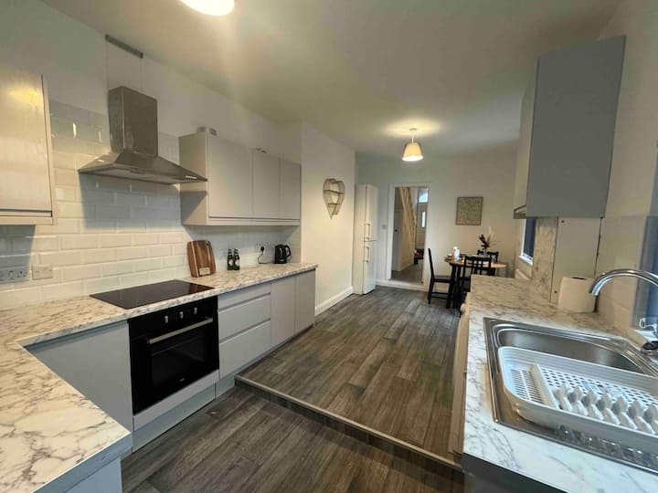 Wow 4 Bedroom / 8 Person / 2 Bathrm Massive House - Hull