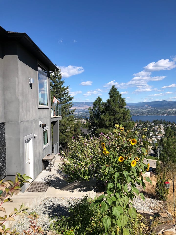 Modern 2 Bedroom Lakeview Suite Near Wineries - West Kelowna