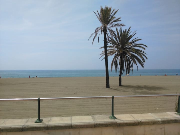 Amplio Piso En Primera Línea De Playa Con Parking. - Estepona