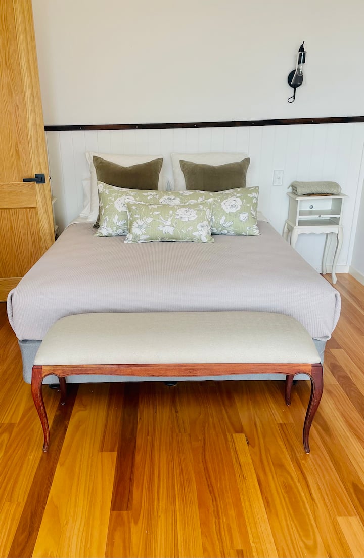 Ironstone Bnb | Westwing Echidna - スコーン