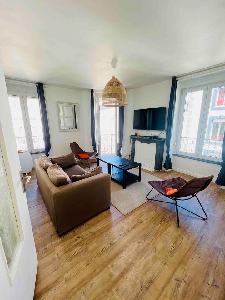 Heart of Brest: Entire apartment close to train station - Apartments ...